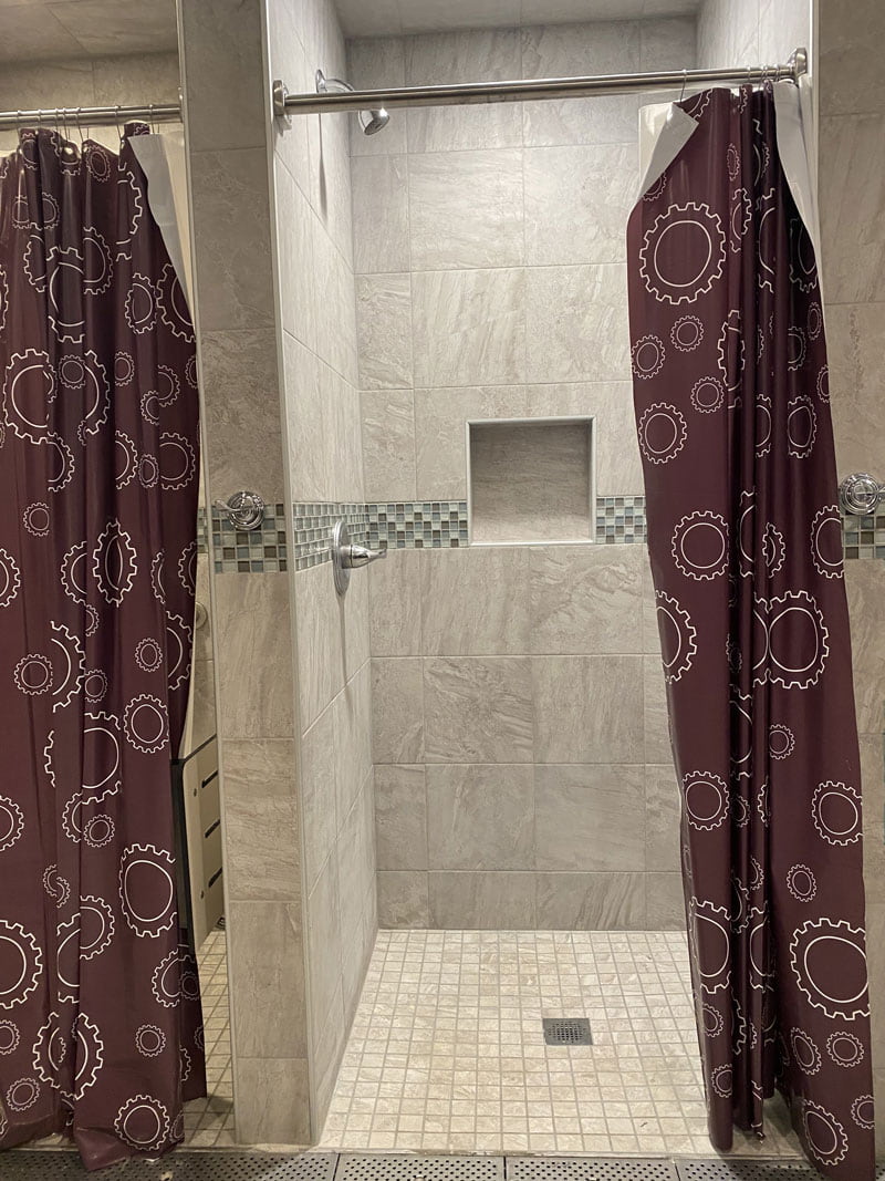 See Photos: Yes, You Can Shower at Planet Fitness – What to Bring